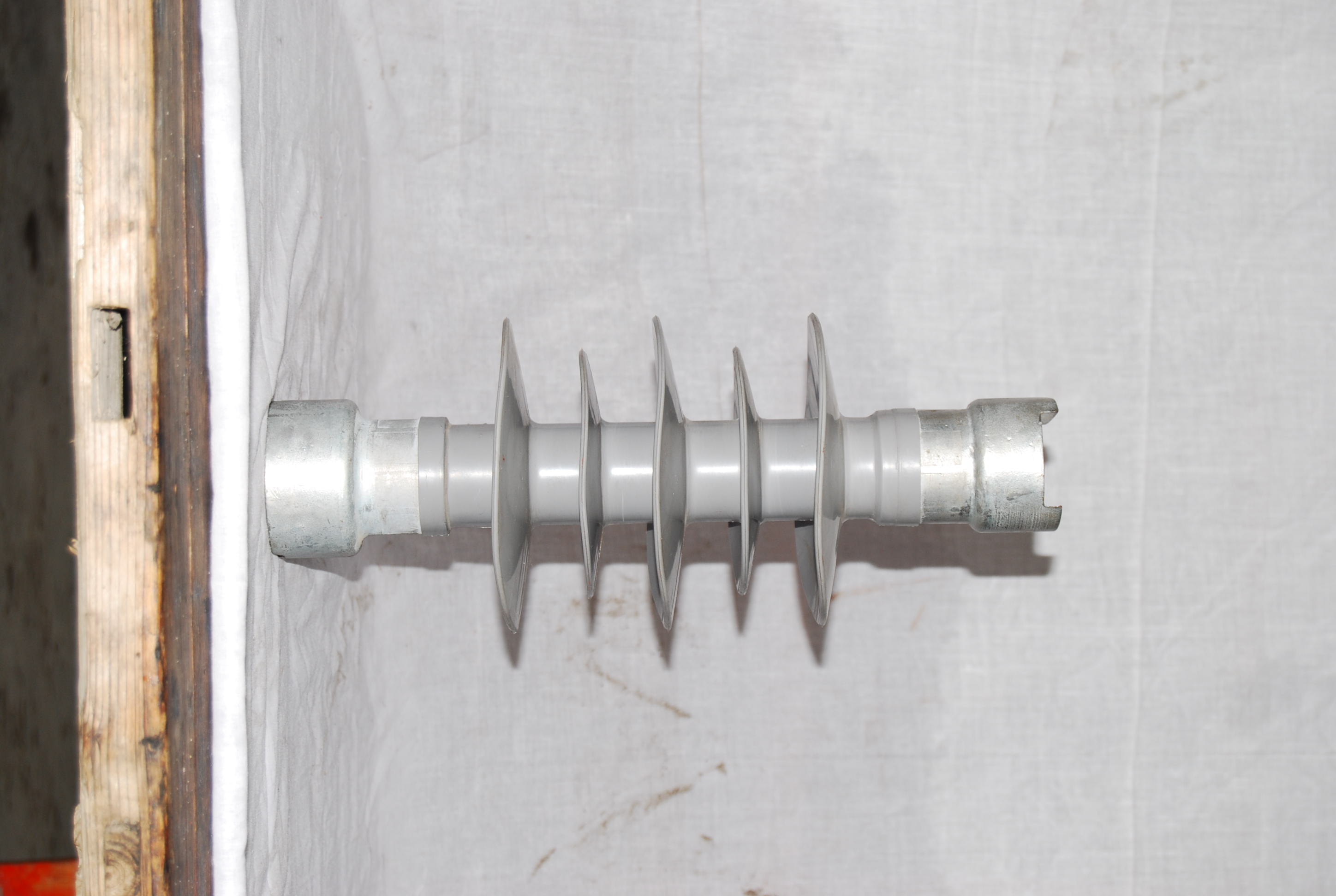 Lightning-proof pin insulators